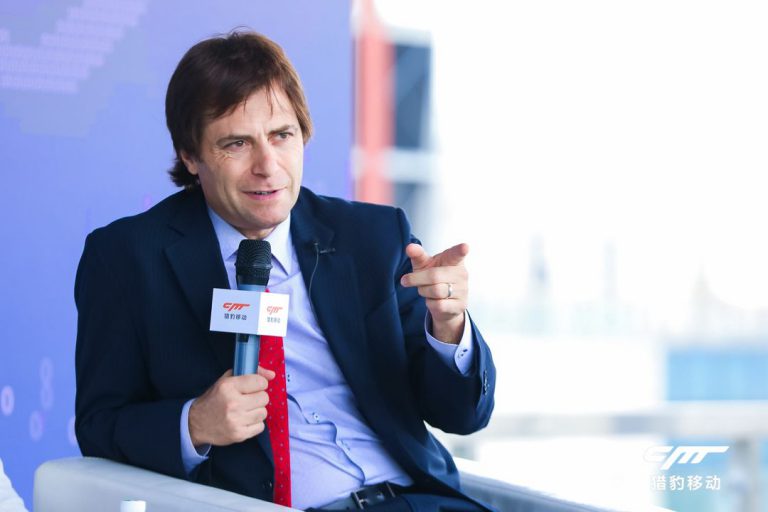 AI Dialogue between CEO of Cheetah Mobile and MIT professor Max Tegmark