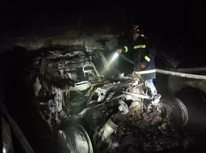 Shanghai Tesla Spontaneously Caught Fire Igniting Two Cars - Pandaily